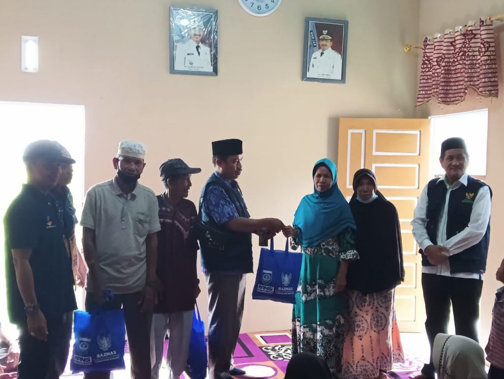 Baznas Banjar Salurkan Bantuan di Desa Tampang Awang – Radio Suara Banjar