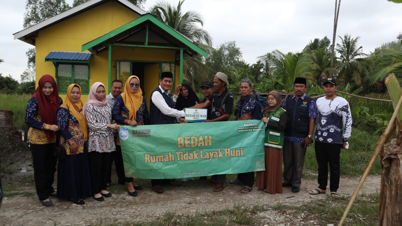 Baznas Banjar Salurkan Bantuan di Desa Tampang Awang – Radio Suara Banjar